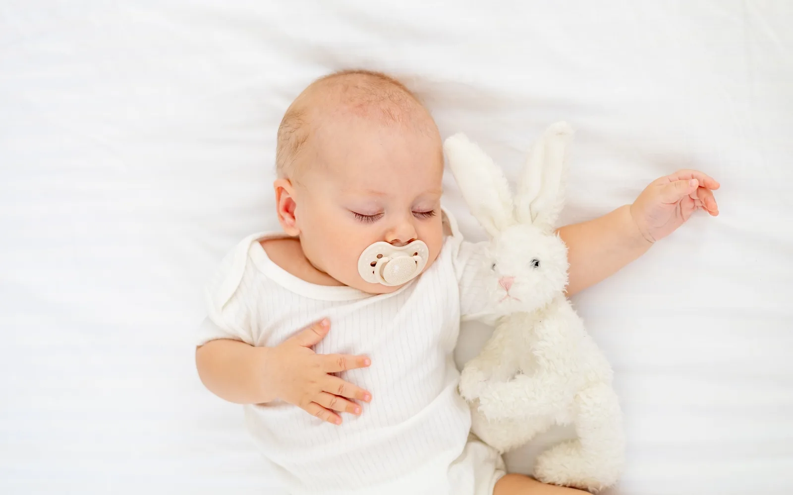 Τινάζεται το μωρό στον ύπνο; Δες πότε είναι φυσιολογικό και πότε ...