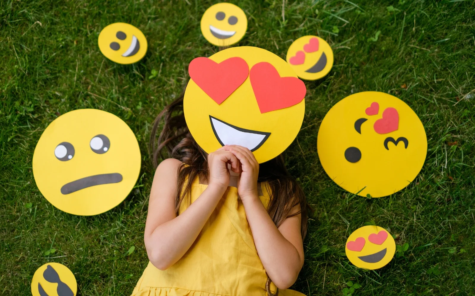 Νομίζεις ότι τα emoji προστατεύουν το πρόσωπο του παιδιού σου; Η ...